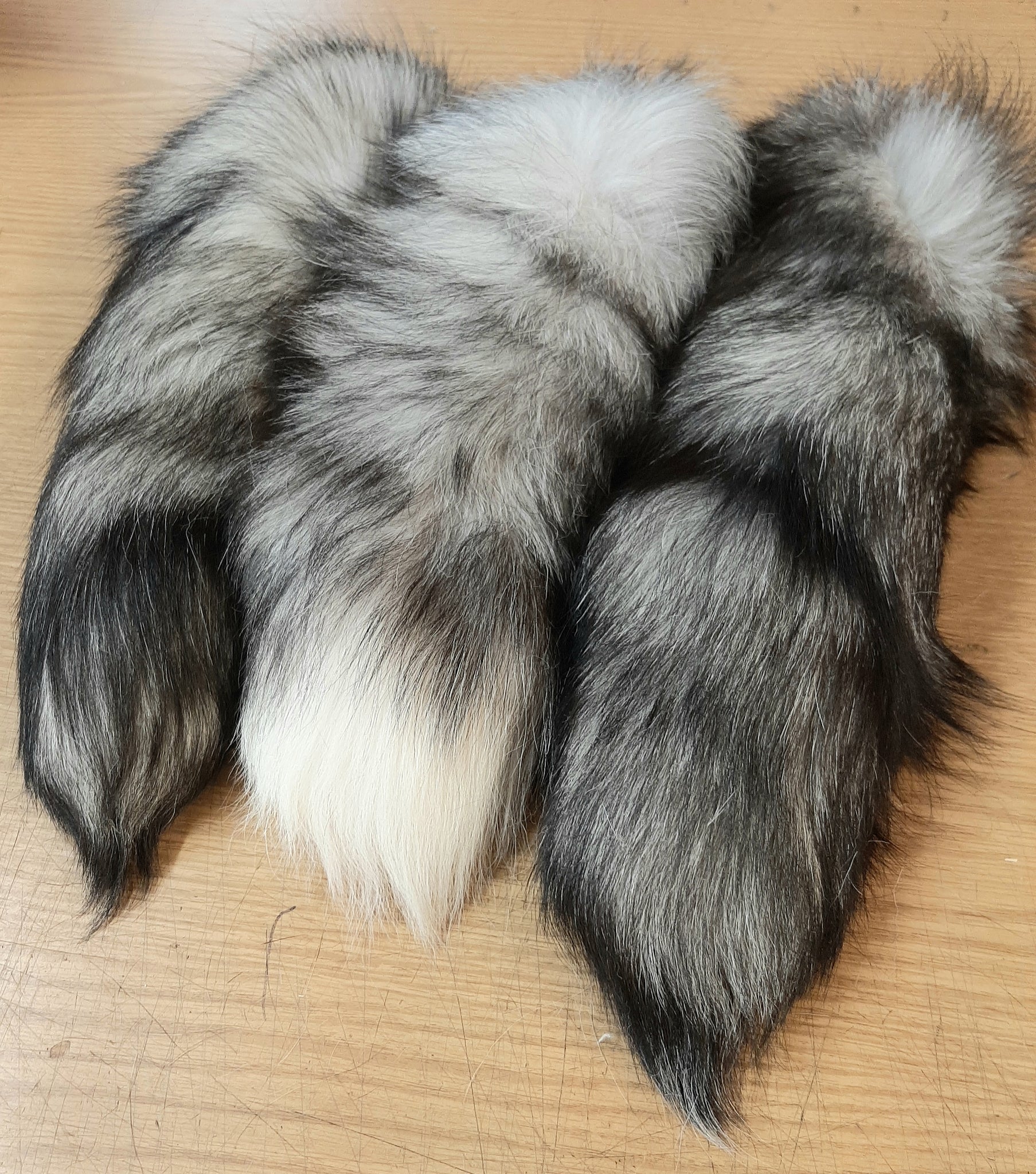 Indigo Fox Tail w/ or w/o grommet & chain – Dakotaline Furs